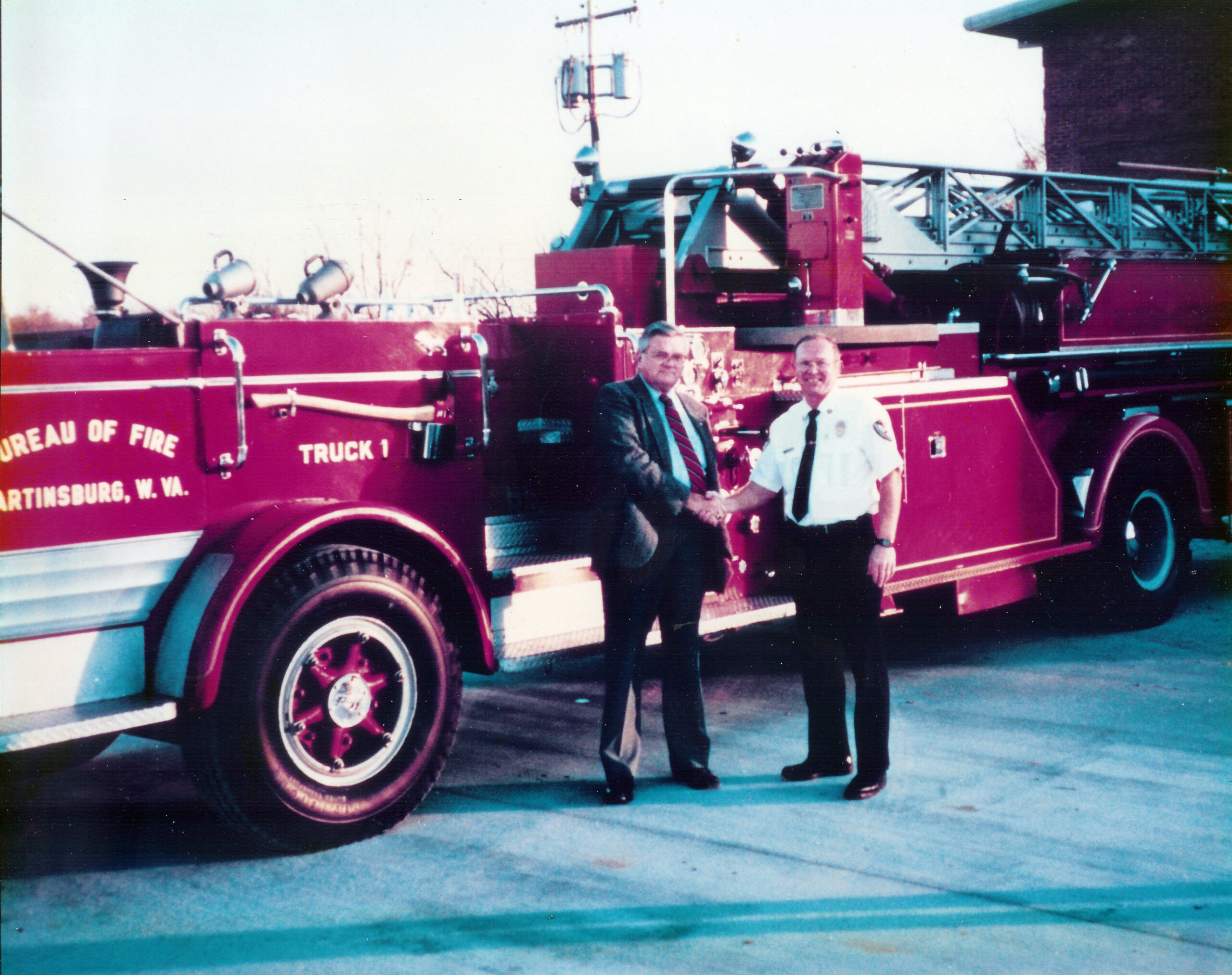 Delivery of 1961 Mack ladder truck to Shepherdstown Fire Department ...